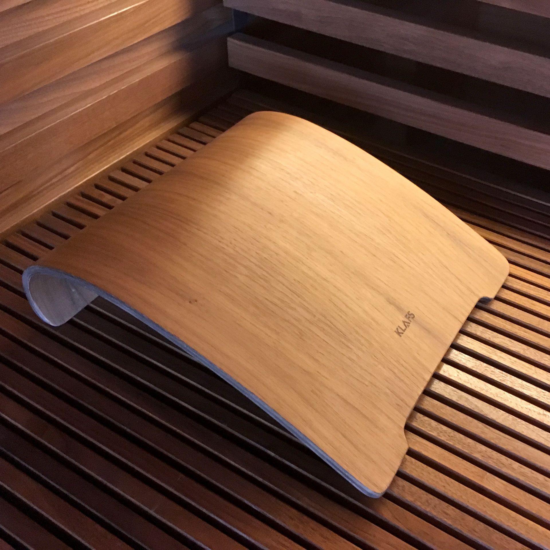Kopfstütze LOUNGE Nussbaum gewachst für die Sauna | KLAFS Saunashop